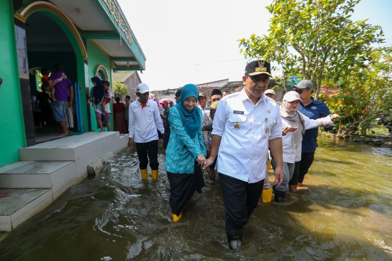 Warga Sayung Demak Tergenang Banjir Rob Hampir Tujuh Bulan, Gus Yasin ...